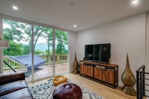 Cabine, várias camas, pátio, vista para a montanha (Atlas Hideaway - New) | Sala de estar | Televisor de ecrã plano de 42 polegadas com canais digitais