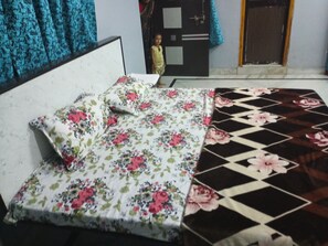 Quarto Duplo ou Twin Comfort, vista para o pátio | Quartos insonorizados, ferro/tábua de engomar, Wi-fi grátis 