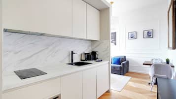 Apartamento | Cozinha privada | Um frigorífico, um forno, uma placa de cozinha