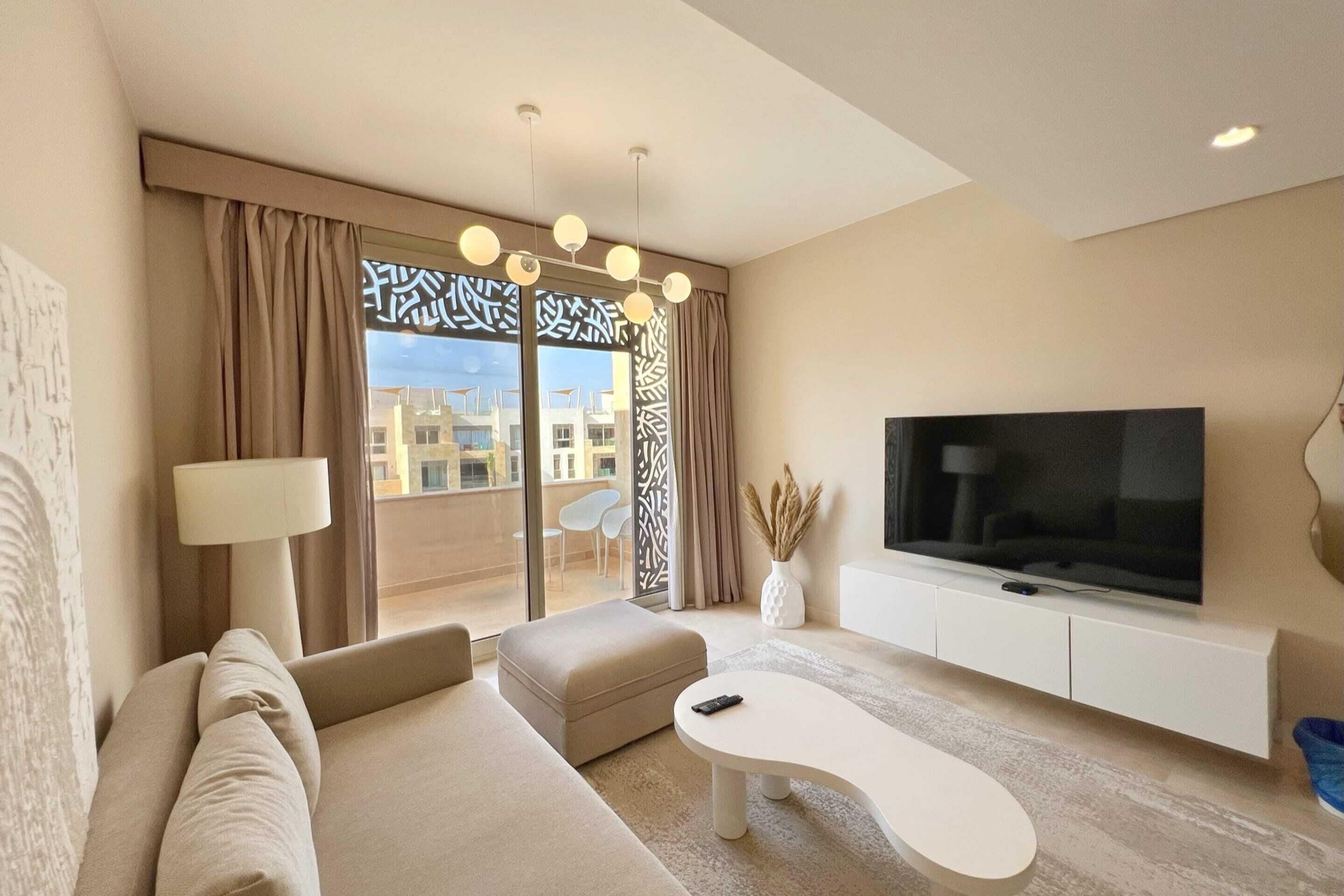 Dazzling 2 BDR w/Rooftop Mangroovy Free Pool Beach (M8-5B-21) | Área de estar | Smart TV 55 polegadas com canais a cabo