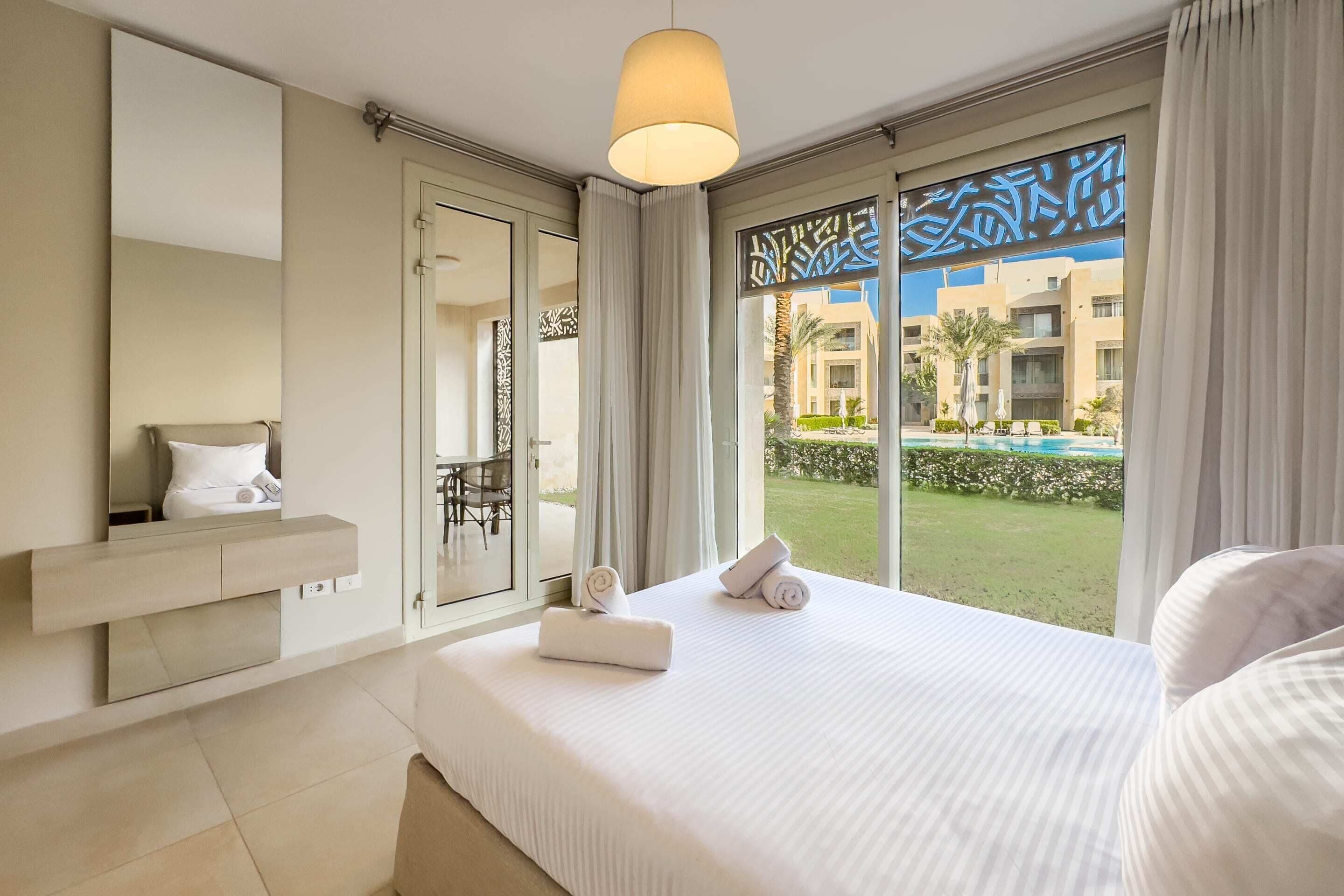 Modish & Modern 1BDR Poolfront @ Mangroovy | Free Pool & Beach (M8-3C-02) | 1 quarto, ferros/tábuas de passar roupa, roupa de cama