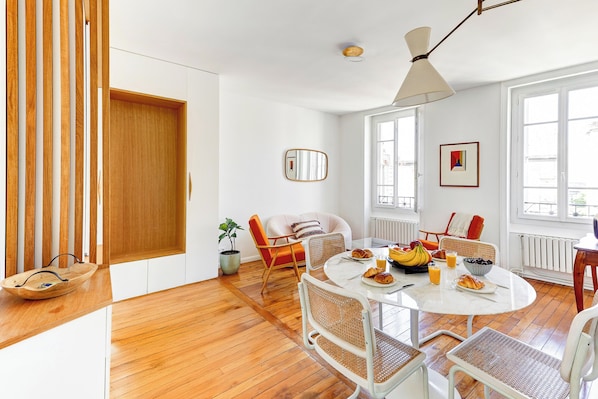 Apartamento Cidade, 2 quartos, não fumadores, Vista para a cidade | Sala de estar