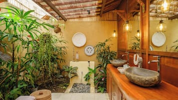 Quarto, varanda | Casa de banho | Um polibã, um secador de cabelo, toalhas fornecidas