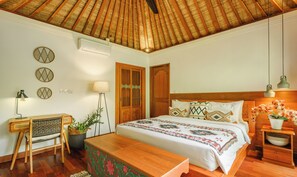 Cofre no quarto, cortinas/cortinados opacos, ferro/tábua de engomar 