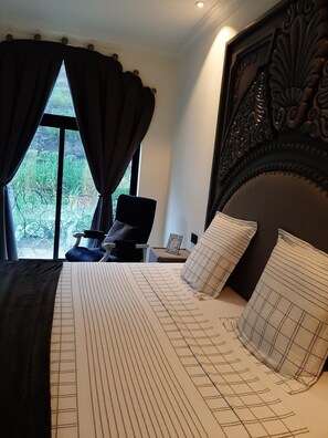 Suite, 1 cama king-size, vista para a montanha | Cofre no quarto, cortinas/cortinados opacos, Wi-fi grátis