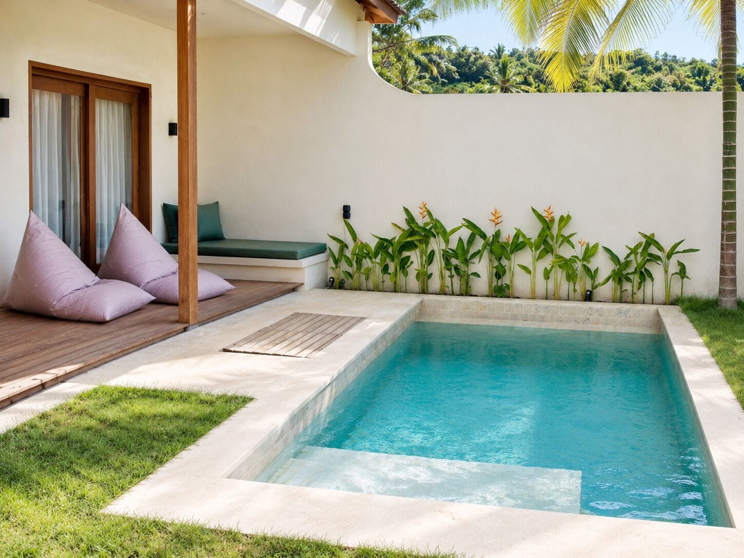 Piscina com deck de madeira e área de estar verde.
