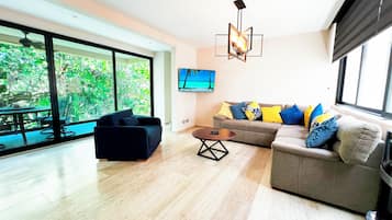 Apartamento de Luxo, varanda, vista para o campo de golfe | Sala de estar | Televisor LED de 60 polegadas com canais digitais, Netflix