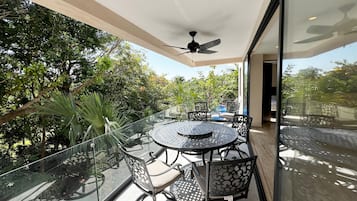Apartamento superluxo, sacada, vista para o campo de golfe | Terraço/pátio