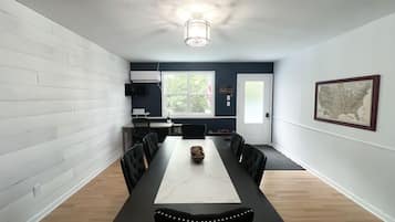 Duplex conforto, 4 quartos, para não fumantes, 2 banheiros | Sala de jantar