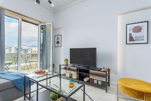 Apartamento, 2 quartos, cozinha, Vista para a cidade | Sala | Smart TV de 53 polegadas com canais digitais, serviços de streaming