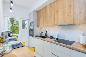 Apartamento, 2 quartos, cozinha, Vista para a cidade | Cozinha privada | Um frigorífico, um micro-ondas, um forno, uma placa de cozinha