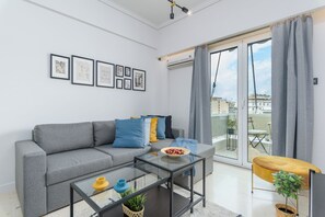 Apartamento, 2 quartos, cozinha, Vista para a cidade | Sala | Smart TV de 53 polegadas com canais digitais, serviços de streaming