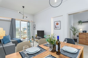 Apartamento, 2 quartos, cozinha, Vista para a cidade | Refeições no quarto