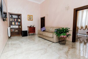 Suite Deluxe, Vista para a cidade | Sala de estar | Televisor