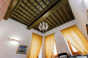 Suite, 2 quartos, Vista para a cidade | Sala de estar | Televisor