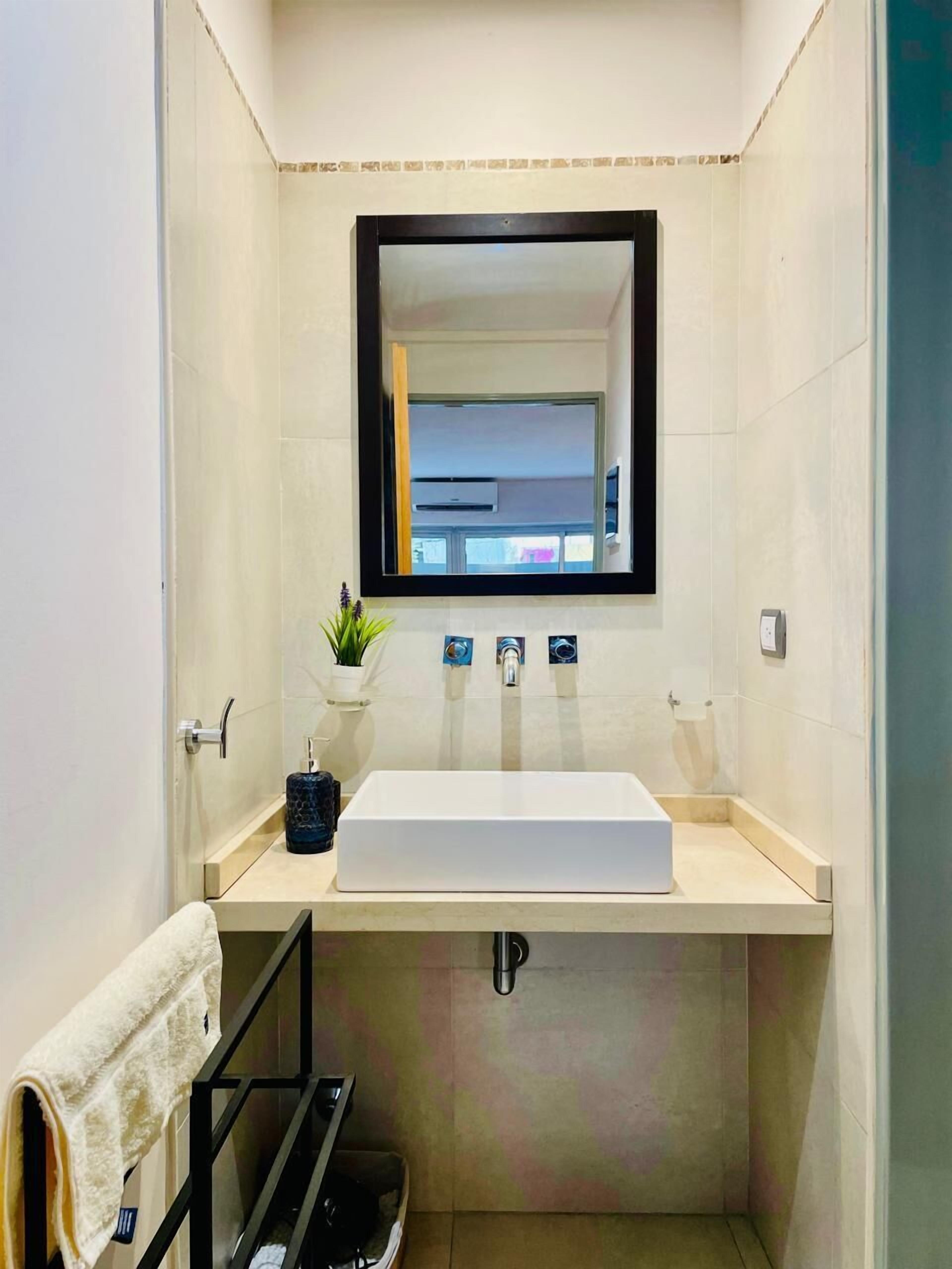 Estúdio conforto | Banheiro | Produtos de toalete grátis, secador de cabelo, toalhas de banho 