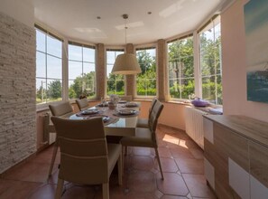 Estúdio (Oprić Hills Studio apartment with ba) | Sala de jantar