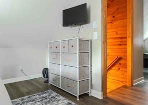 Casa, várias camas, pátio, vista para o jardim (The Clover Cottage) | Sala | Televisor de ecrã plano de 42 polegadas com canais digitais