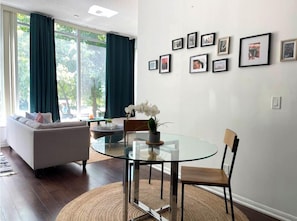 Quarto Duplo Económico, vista parcial para o lago | Sala de estar
