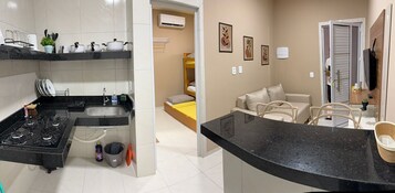 Apartamento Comfort | Sala de estar | Televisor de ecrã plano de 43 polegadas com canais digitais 