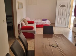 Apartamento (Two Bedroom Apartment (1)) | Sala | Televisor de ecrã plano de 32 polegadas com canais por cabo