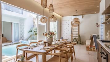 Vila conforto, 4 quartos, varanda, vista para a piscina | Sala de jantar