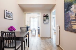 Apartamento, 1 quarto, cozinha, Vista para a cidade | Refeições no quarto