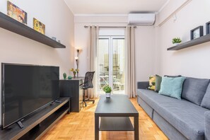 Apartamento, 1 quarto, cozinha, Vista para a cidade | Sala | Smart TV de 53 polegadas com canais digitais, serviços de streaming