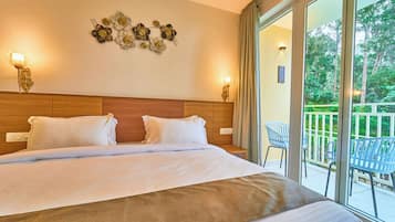 Quarto luxo, sacada, vista para o jardim | Quartos à prova de som, Wi-Fi de cortesia