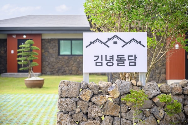 Gimnyeong Stonewall Private Pool Villa - Jeju-si