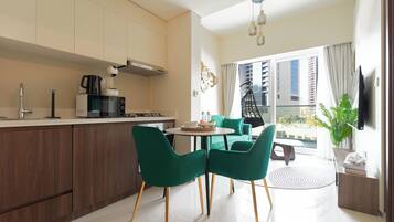 Apartamento Deluxe, varanda, vista para o lago | Refeições no quarto