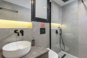 Estúdio, 1 cama de casal, micro-ondas, Vista para a cidade | Casa de banho | Um polibã, artigos de higiene pessoal grátis, um secador de cabelo 