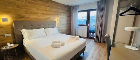 Quarto Triplo Clássico | Cofre no quarto, secretária, quartos insonorizados, Wi-fi grátis