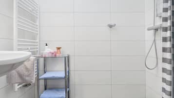 Um polibã, toalhas fornecidas, papel higiénico