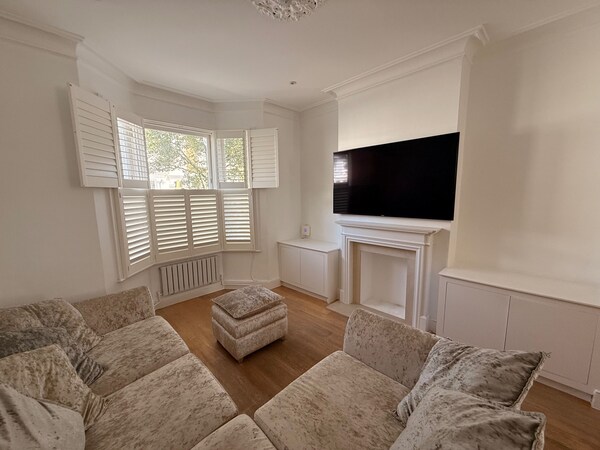 5 Bed House - Sleeps 8 - Pets - Parking - Wifi - London