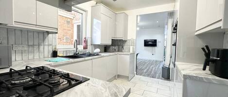 Um frigorífico, um micro-ondas, um forno, uma máquina de lavar louça