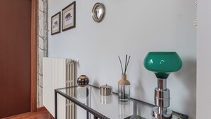 Apartamento (1 Bedroom) | Sala de estar | Smart TV de 32 polegadas com canais por cabo