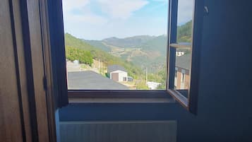 Quarto duplo básico, vista para a colina | Wi-Fi de cortesia