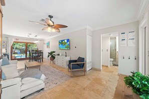 Casa, várias camas, acesso à piscina, vista para a piscina (Ocean House) | Sala de estar | Televisor de ecrã plano de 42 polegadas com canais digitais