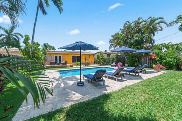 Piscina exterior, guarda-sóis, espreguiçadeiras