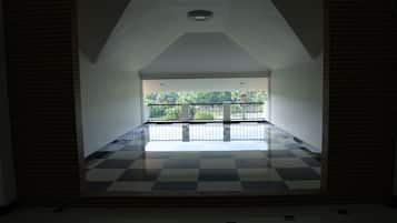 Quarto Individual Deluxe, 1 cama king-size, acesso à piscina, vista para o lago | Terraço/pátio interior