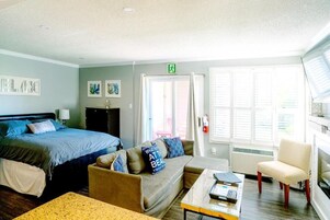 Apartamento Standard, 1 cama queen-size e sofá-cama, varanda, vista para a montanha | Sala de estar | TV de ecrã plano, lareira