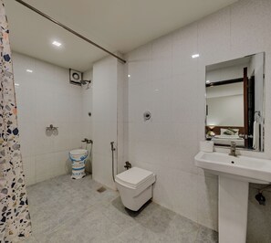 Suite Room AC 350 Square Feet | Casa de banho | Artigos de higiene pessoal grátis, toalhas fornecidas, papel higiénico