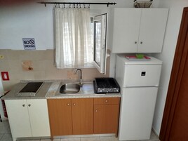 Estúdio Básico, varanda, vista para o pátio | Cozinha privada