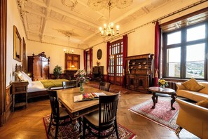 Quarto casal superior, sacada, vista para o vinhedo | Cortinas blackout, ferros/tábuas de passar roupa, Wi-Fi de cortesia