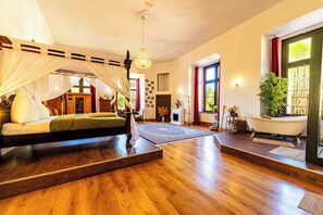 Quarto casal luxo, vista para o jardim | Cortinas blackout, ferros/tábuas de passar roupa, Wi-Fi de cortesia