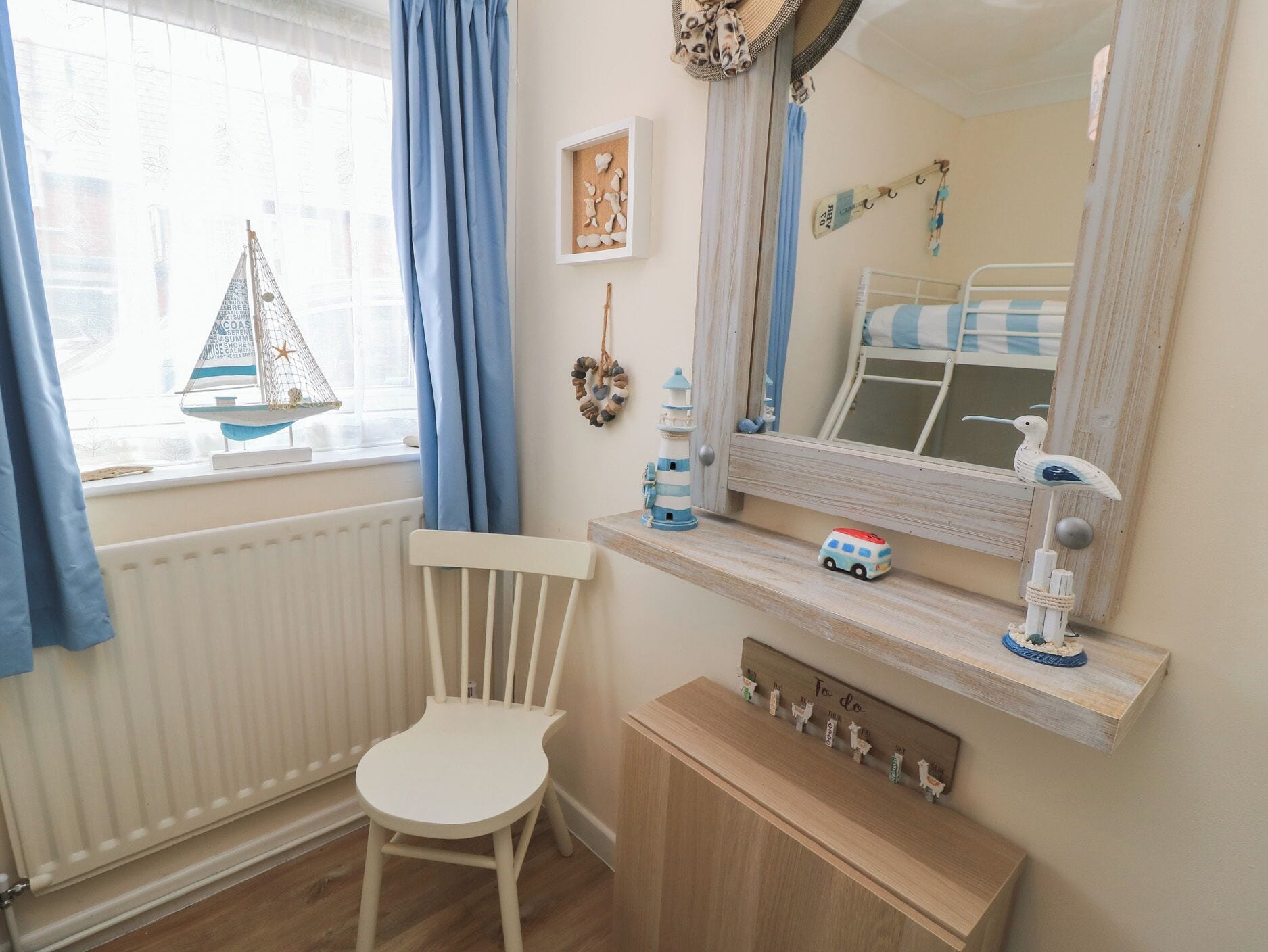 2 quartos, com decoração personalizada, com mobília individualizada 