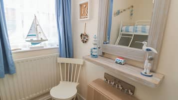 2 quartos, com decoração personalizada, com mobília individualizada