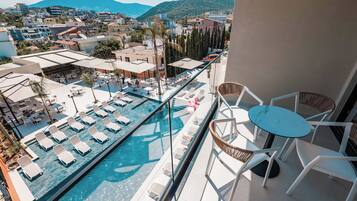 Suite (Suite with Pool View) | Terraço/pátio interior
