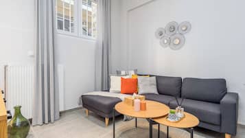 Apartamento, 2 quartos, cozinha, Vista para a cidade | Sala | Smart TV de 43 polegadas com canais digitais, serviços de streaming